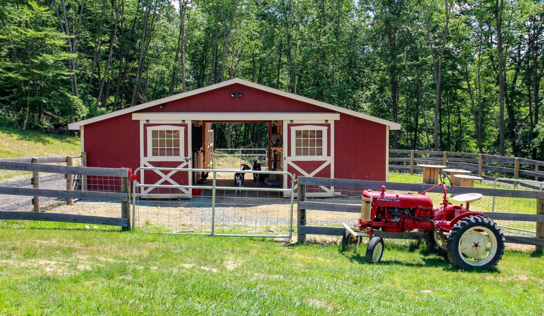 Hampden Center Aisle Horse Barn | The Barn Yard