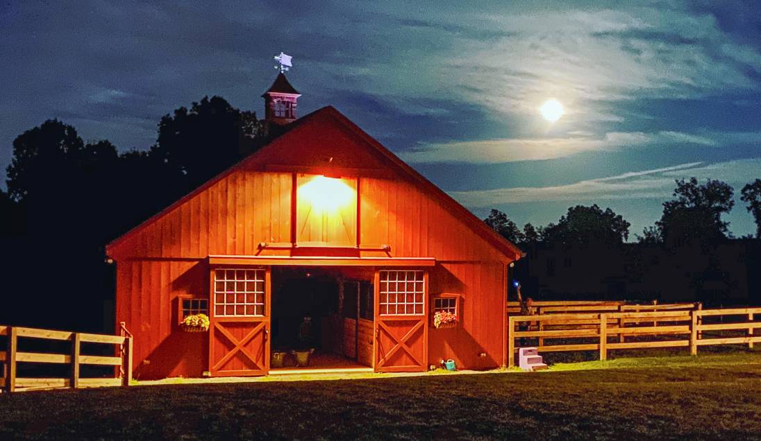 Sutton Center Aisle Horse Barn | The Barn Yard