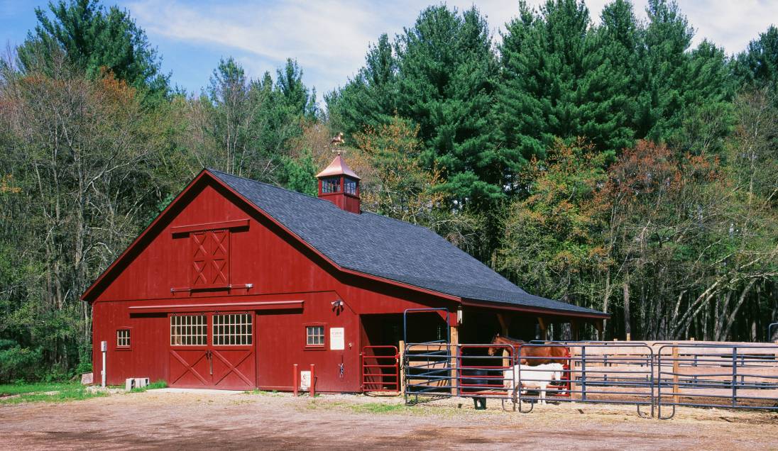 Sutton Center Aisle Horse Barn | The Barn Yard