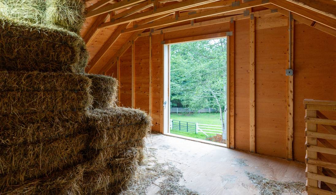 Sutton Center Aisle Horse Barn | The Barn Yard